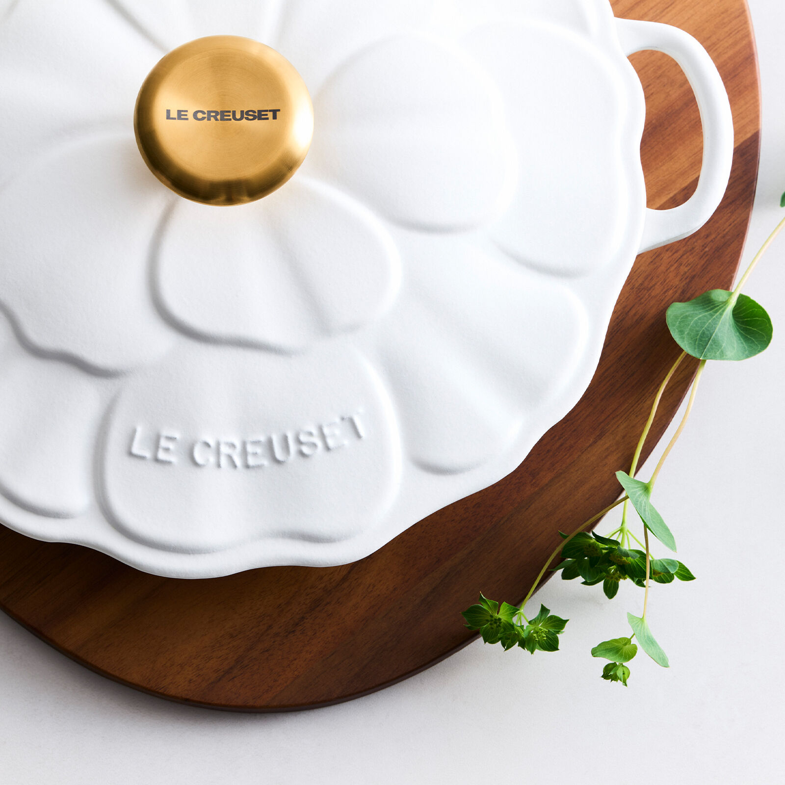 Petal Buffet Casserole 26cm Cotton (Gold Knob) 431 | Le Creuset Hong Kong